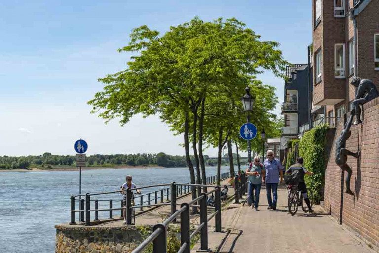 Rees am Niederrhein – historische Rheinpromenade und ganz viel Kunst ...